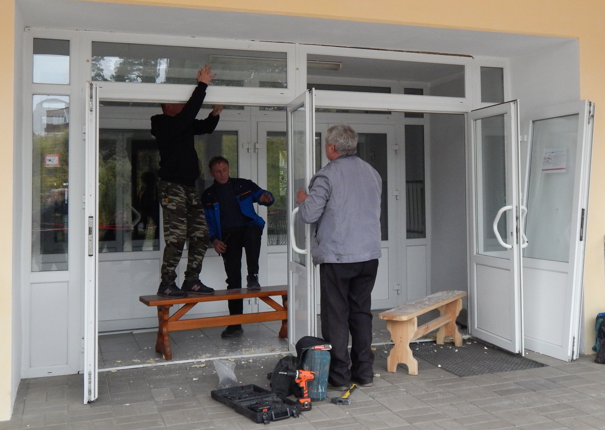 На Хмельниччині троє людей, які постраждали від російської атаки 25 жовтня, досі перебувають в ...