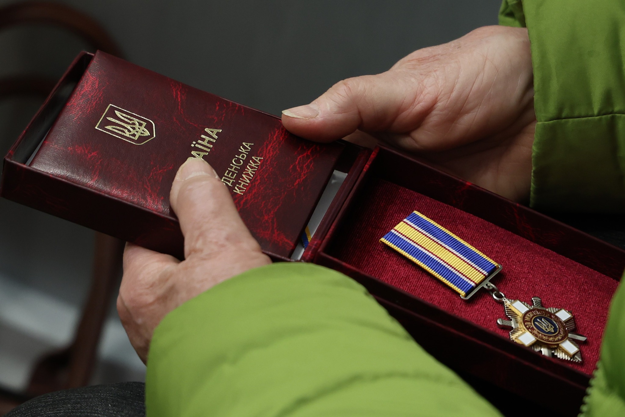 На Хмельниччині восьми родинам полеглих захисників вручили посмертні