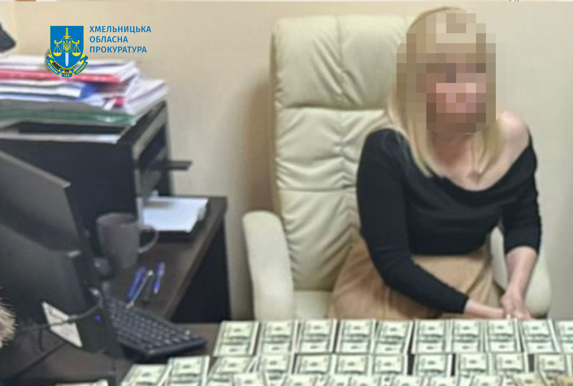 На Хмельниччині на хабарі у 8 000 доларів затримали адвокатку яка обіцяла клієнту оформлення